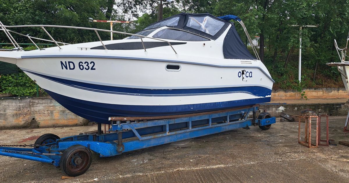 Prodajem brod Gliser marka Ariana dužine 6.40 m i širine 2.45 m ...