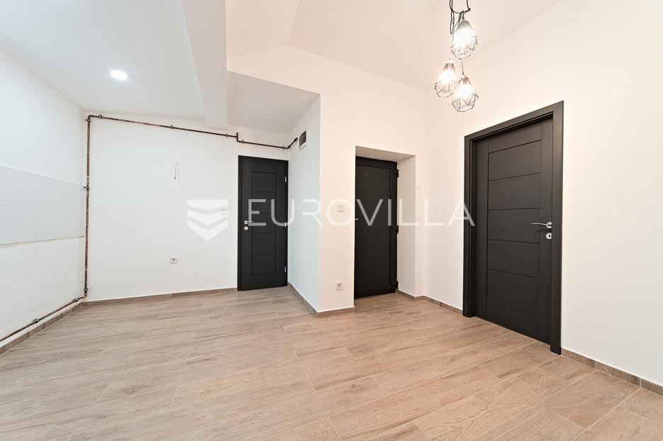 Osijek, Vijenac I. Meštrovića, renoviran stan u potkrovlju 48 m² ...