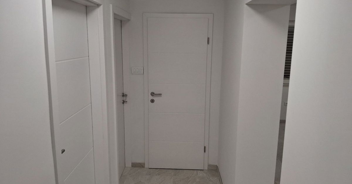 Stan u kuci 65 m2 sa terasom za sagradit potkrovlje i 2 P mjesta ...
