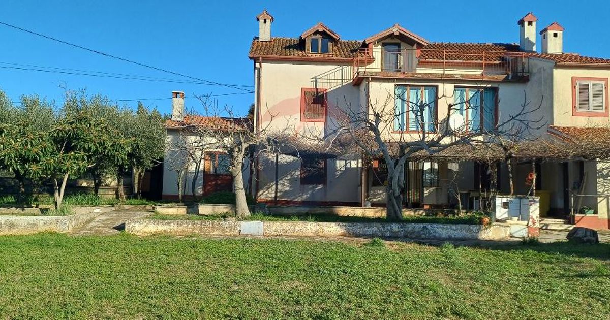Istra,Pula-kuća s garažom,okućnicom i pomoćnim objektima | INDEX OGLASI