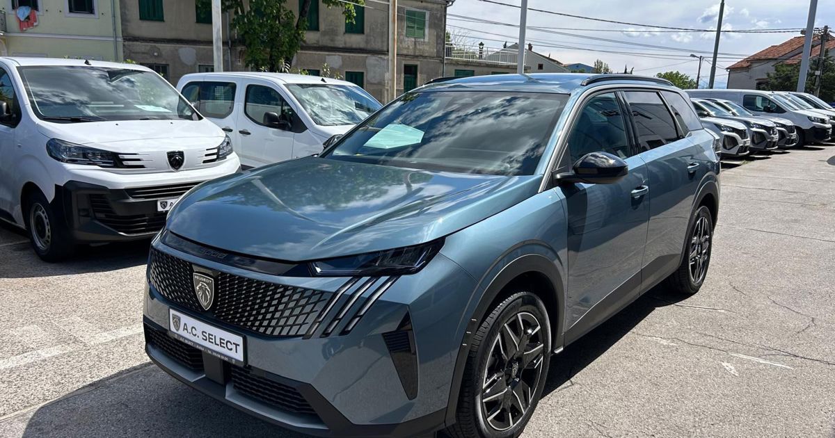 Peugeot 5008 Allure HYBRID 145 e-DCS6 11.000 km 2025. GARANCIJA 5 GOD ...