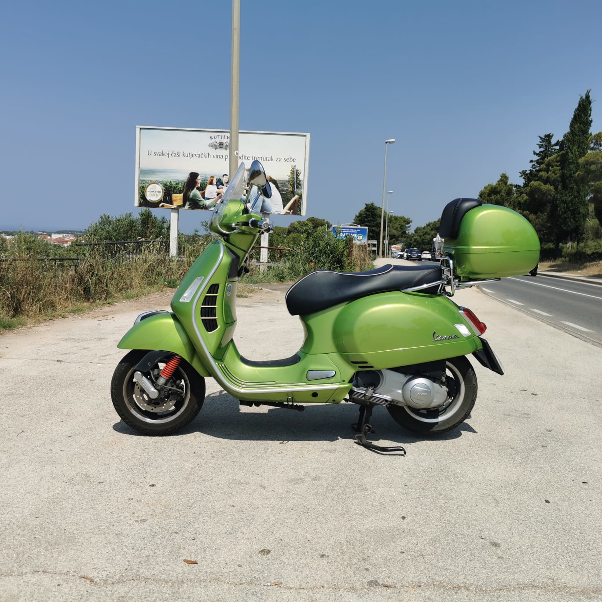 Vespa GTS 300 zelena | INDEX OGLASI