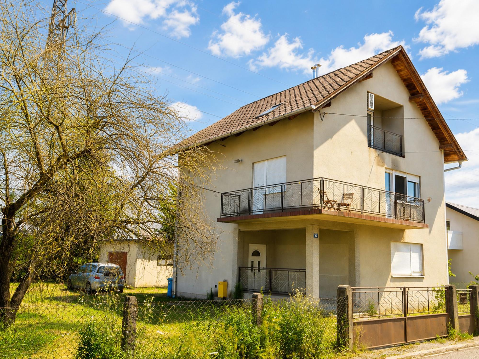 Samostojeća kuća s 3 stana + garaža i okućnica 646 m² – Ivanja Reka ...