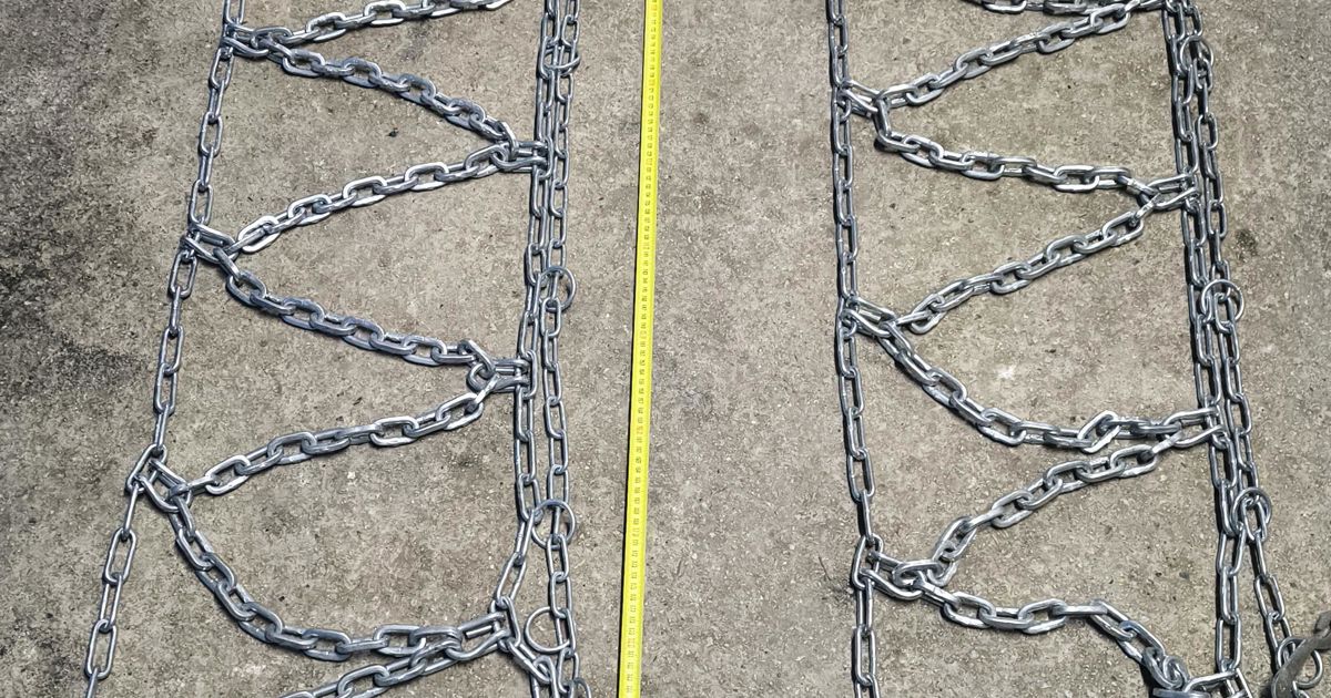 Prodajem nove lance za traktorske gume Za dimenzije guma: 8.25 - 16 9. ...