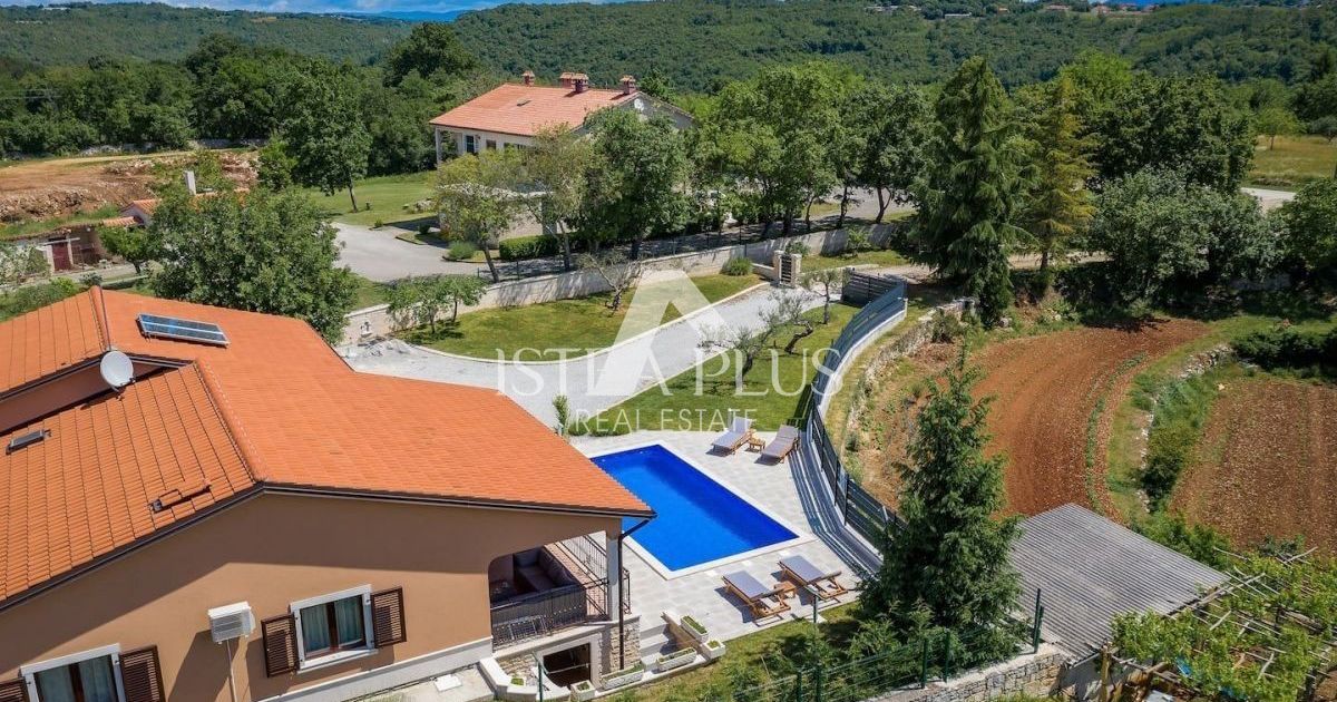 Prekrasna prizemnica sa bazenom i velikom okućnicom | INDEX OGLASI