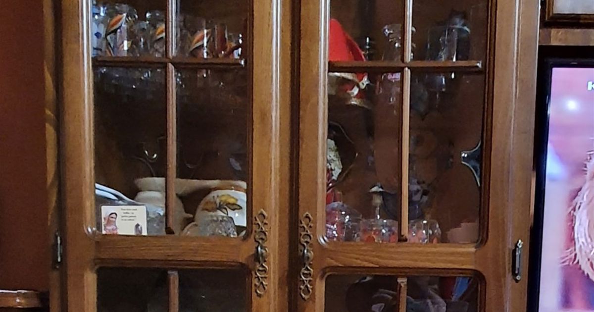 HITNO prodajem 2 staklene komode + 2 ormara; cijena po dogovoru. | INDEX OGLASI